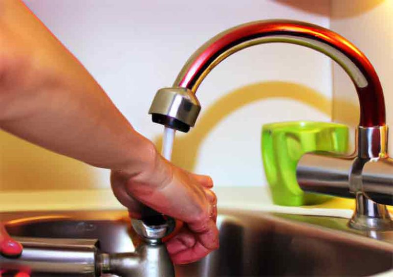 Kitchen Faucets for Modern and Minimalist Houses